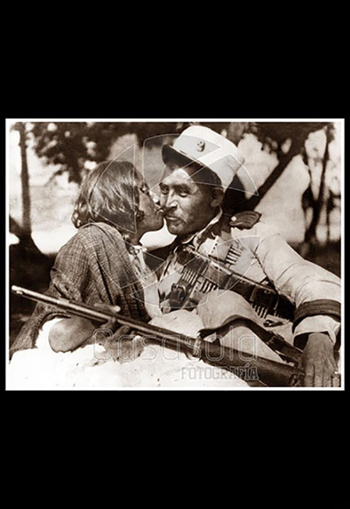 Soldadera besando a su "Juan" – Archivo fotográfico Agustin Casasola y ...